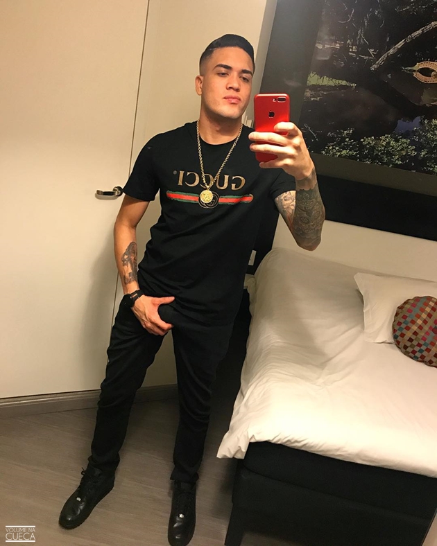 Mc Brisola Sem Camisa E Dando Uma Pegada Na Mala Volume Na Cueca