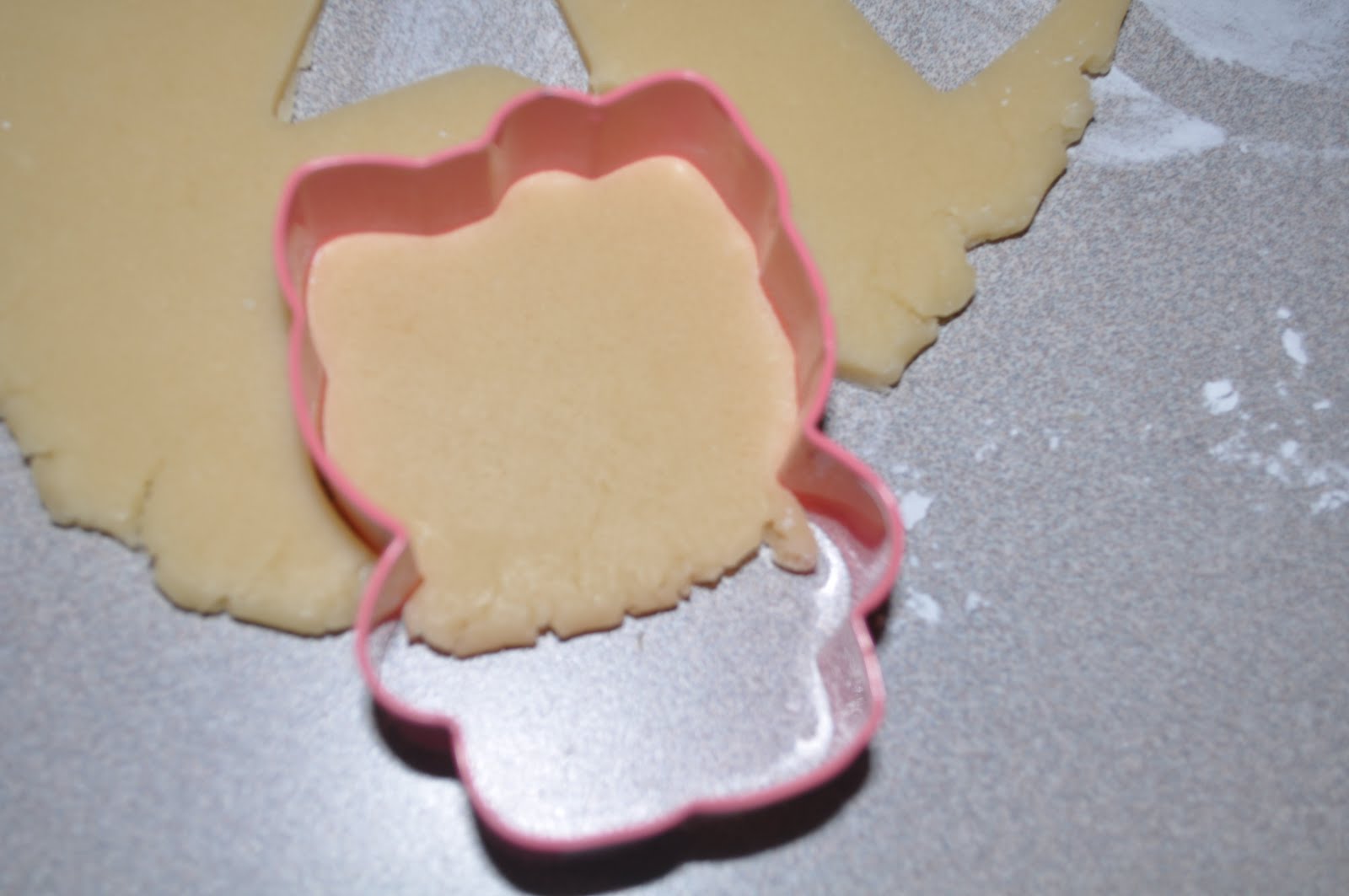 How to make a small Hello Kitty Cookie – Suz Daily