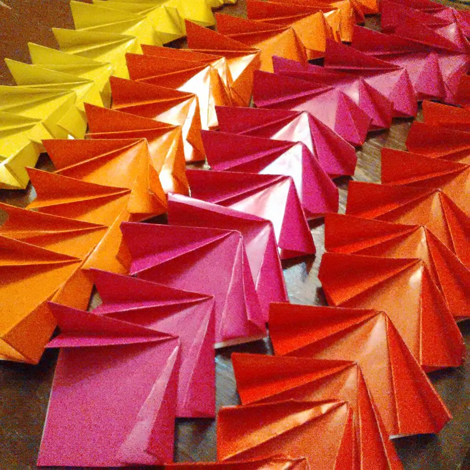 doua.maini.stangi - Accesorii si nu numai: Sorcova vesela origami style