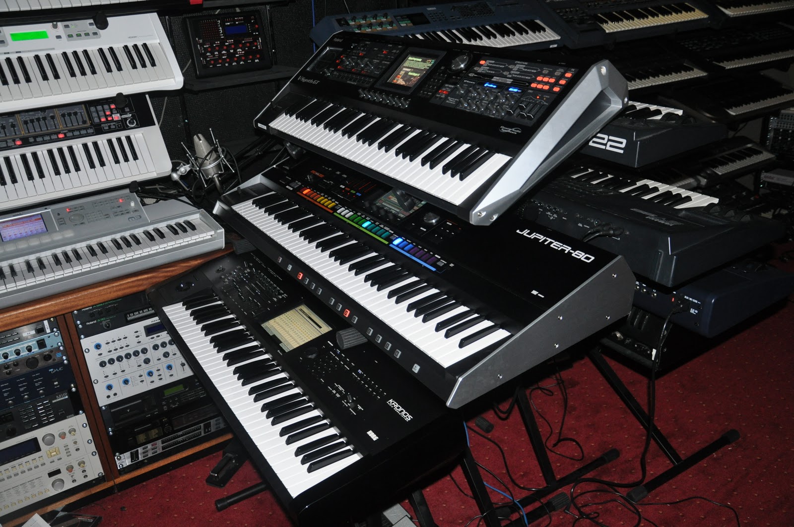 Synth.nl Blog: Korg Kronos and Roland Jupiter-80 in the Studio