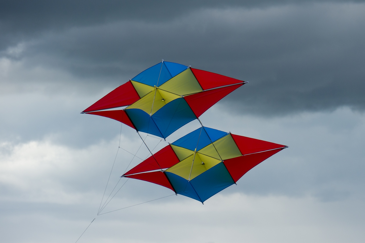 An intriguing kite design. Like a piggy-backed double French Military ...
