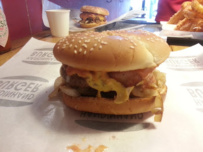 Restaurants in Korea: Hand in Hand Burger 핸인핸버거 - Hongdae 홍대