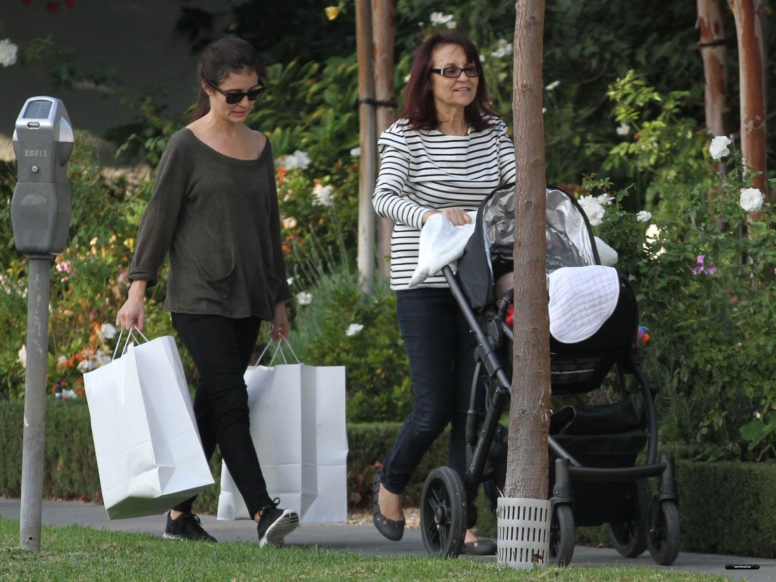 Shiri Appleby || Shopping at Bel Bambini with her daughter Natalie and ...