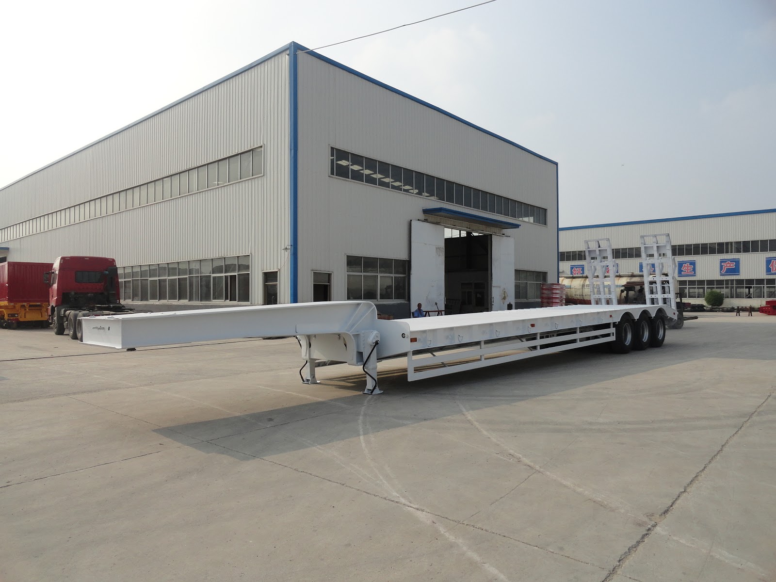 3 Axles Flatbed Truck Trailer ~ SINOTRUK HOWO TRUCK