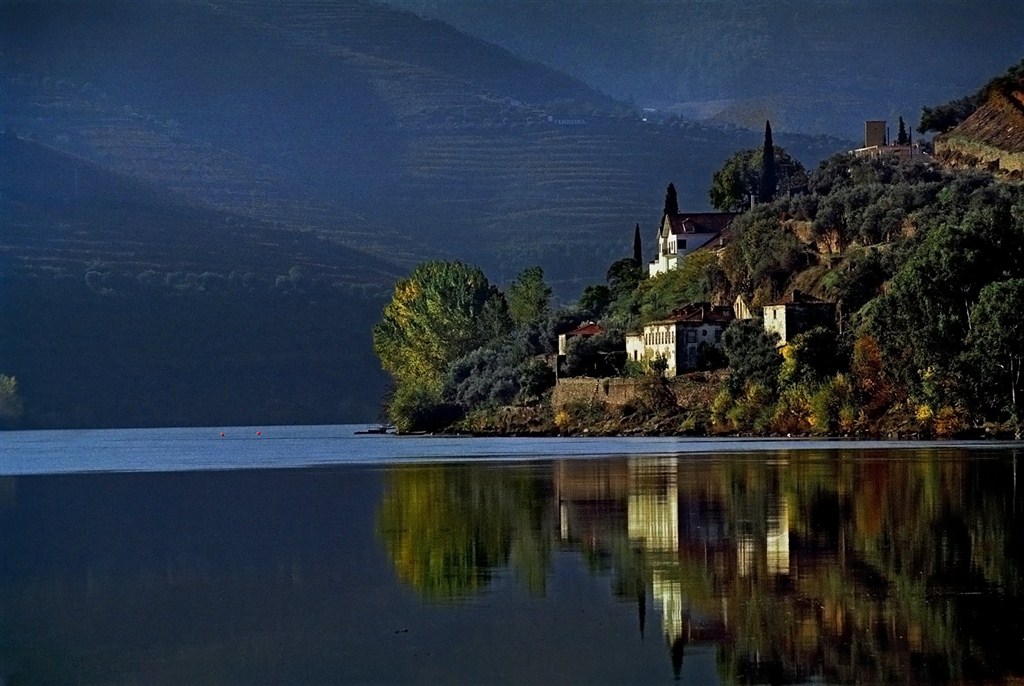 CANTINHO DA POESIA: A NOITE À BEIRA DOURO