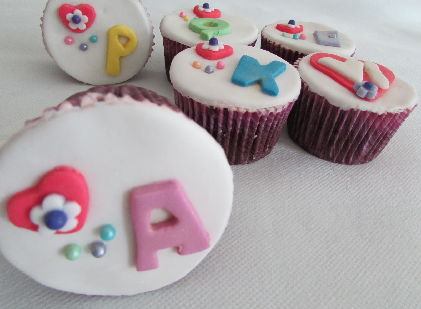 Cupcakes AMOR-diditas: Letras Divertidas y Cupcakes de Chocolate