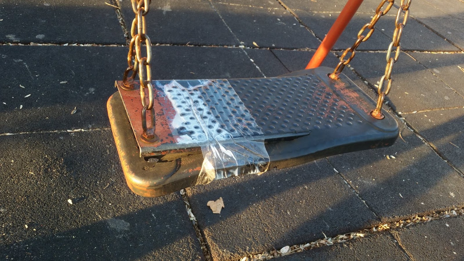 Busto de Bureba: Columpios rotos