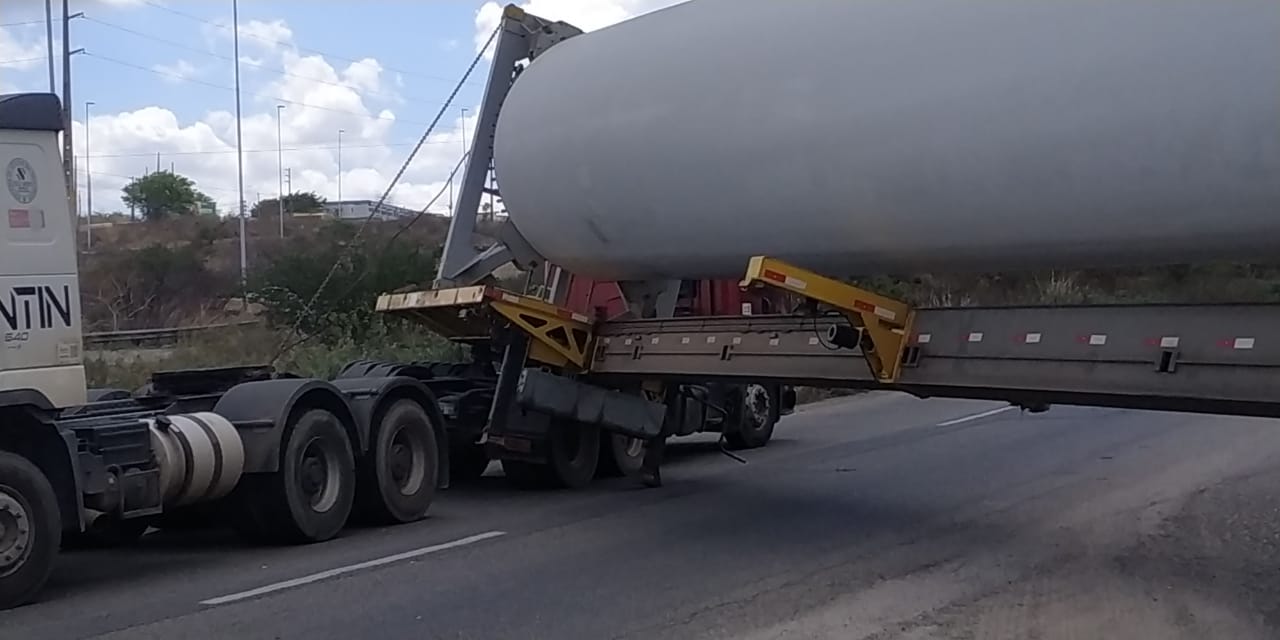 Blog Divulga Brejo - Notícias : Carreta que transporta pá eólica tomba ... Blog Divulga Brejo - Notícias : Carreta que transporta pá eólica tomba ...