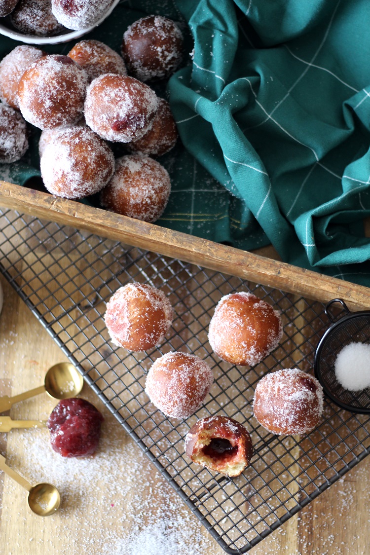 Mini-Berliner mit Waldfruchtmarmelade - Biskuitwerkstatt