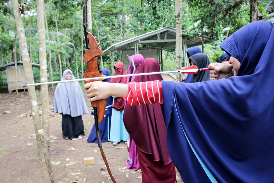 Kegiatan Memanah Akhwat | RUMAH YATIM INDONESIA