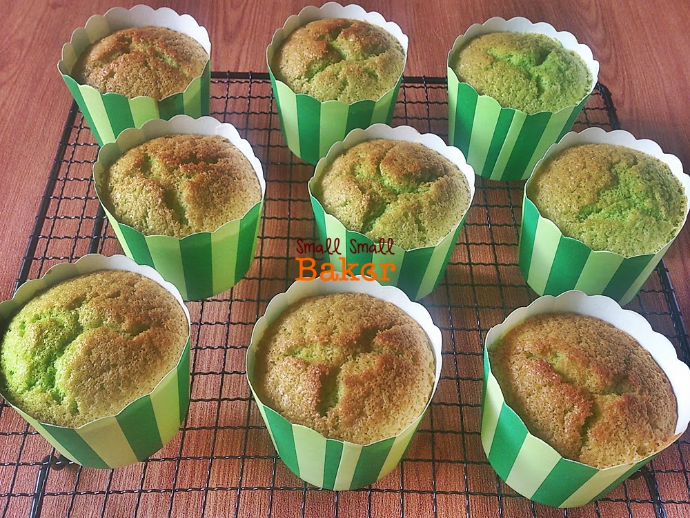 Small Small Baker: Pandan Chiffon Cake & Pandan Sponge Cupcakes