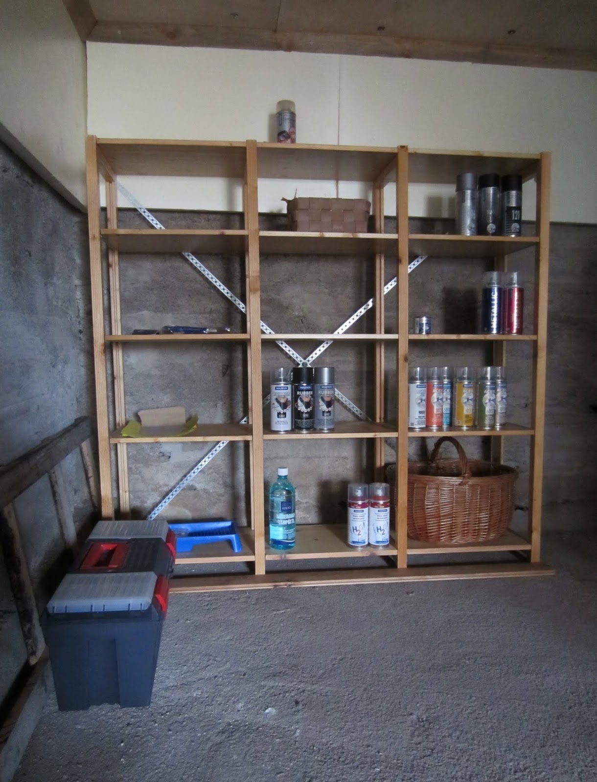 Kirjahyllystä varastohylly ~ Tee-se-itse-naisen sisustusblogi