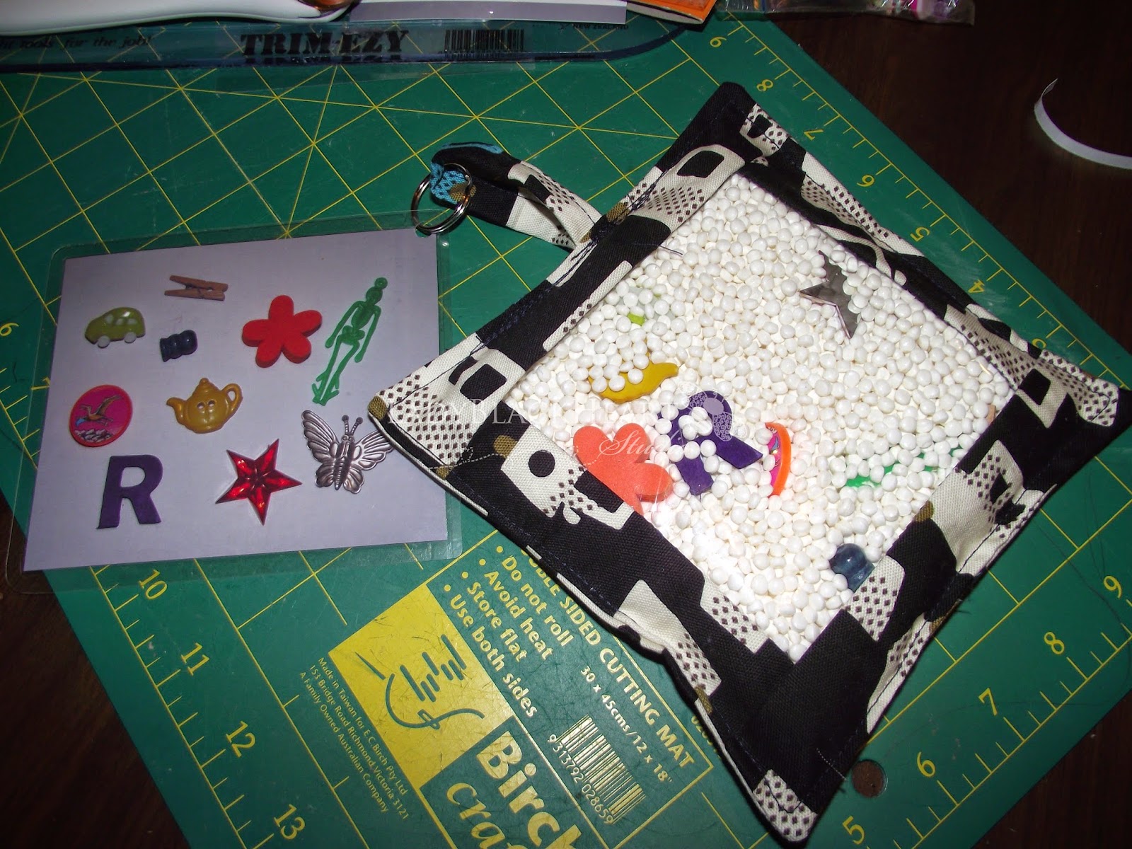 LadyBlackHeart Studio: DIY | How To Make An I-Spy Bag {Picture Tutorial}