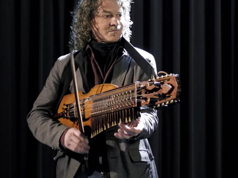 スウェーデンの珍しい楽器「ニッケルハルパ」を見事に奏でる紳士 - エックスヒューマン