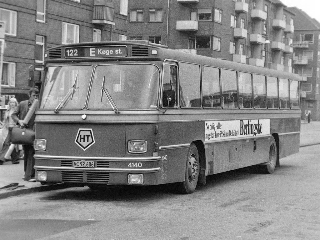 Valby og København, før og nu: De røde DSB busser ved Valby Station ...