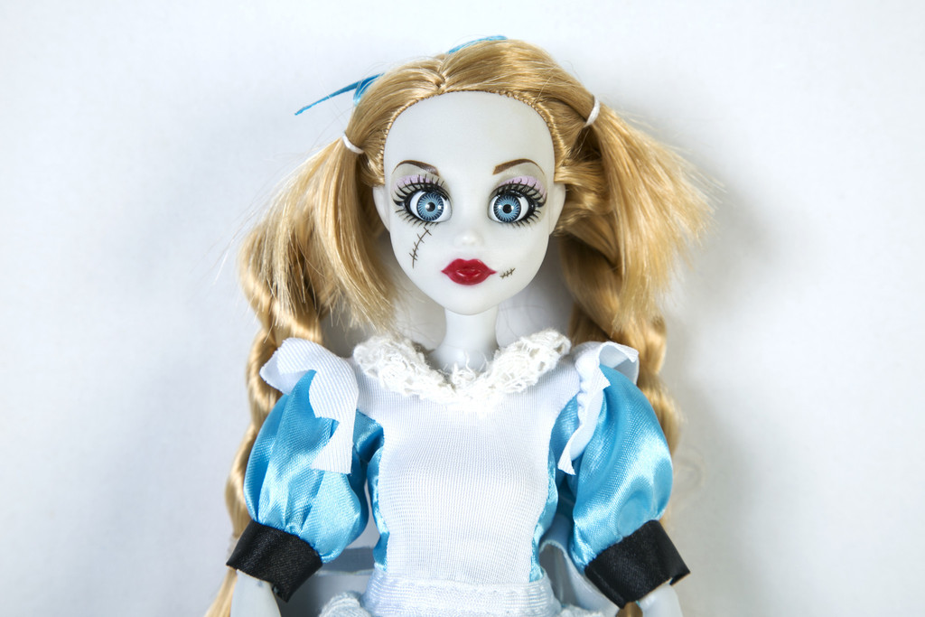 Jamie's Toy Blog: Zombie Alice doll for Pre-order