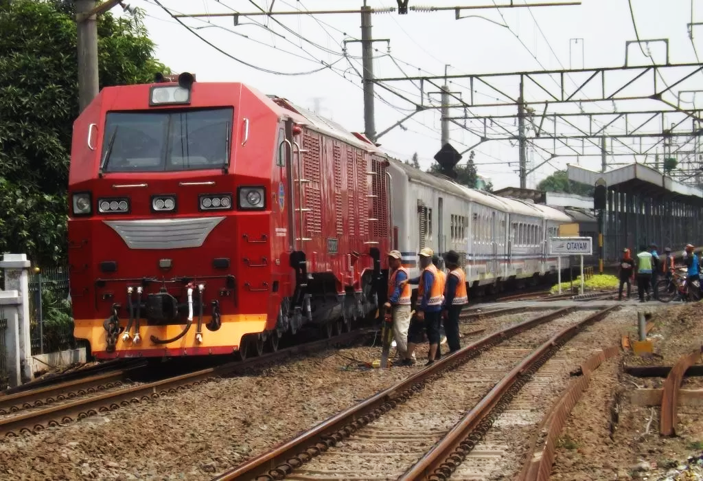 Arsip 76R: Lokomotif CC300