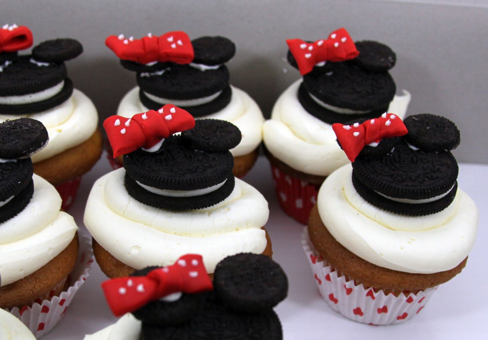 Tastefully Done: Mini Mouse Smash Cake & Cupcakes