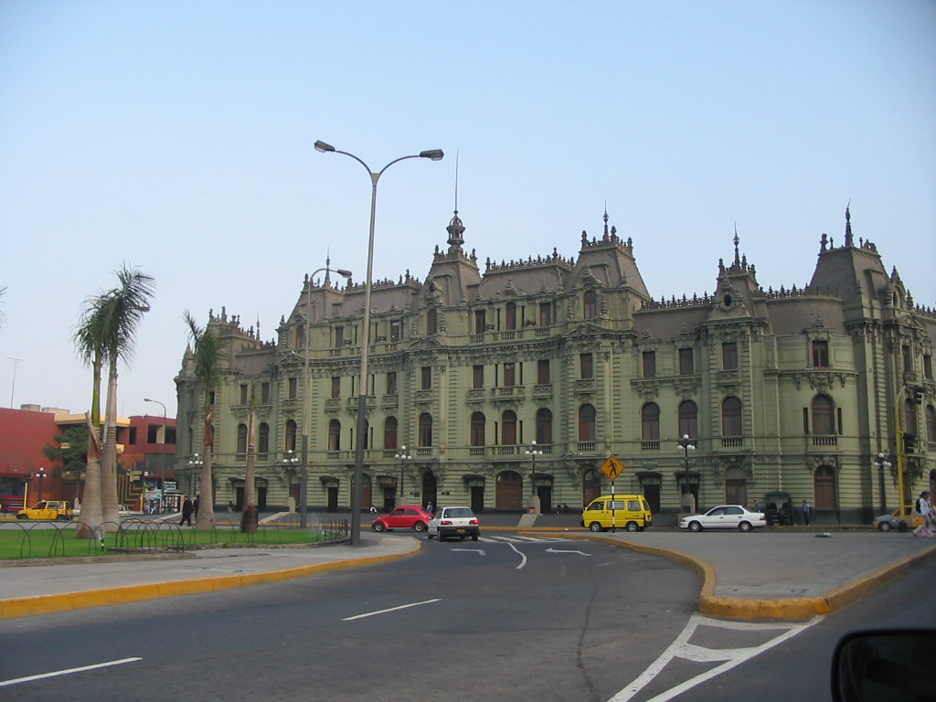 Edificio Rímac (Palacio Francés) en el Paseo de la República en Lima - Perú
