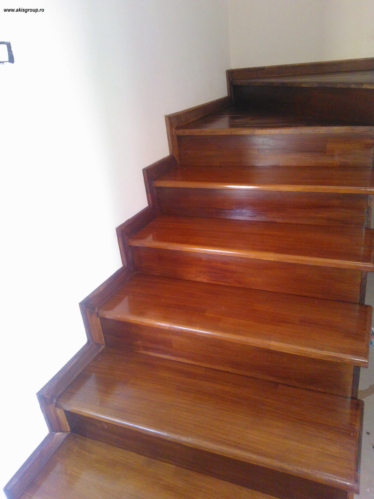 trepte lemn: scari lemn - placari scari din beton cu lemn masiv