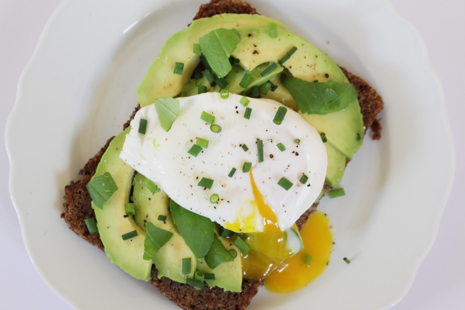 Avocado-Brot mit pochiertem Ei | 15-Minuten Rezept | FLOWERS & POLKADOTS
