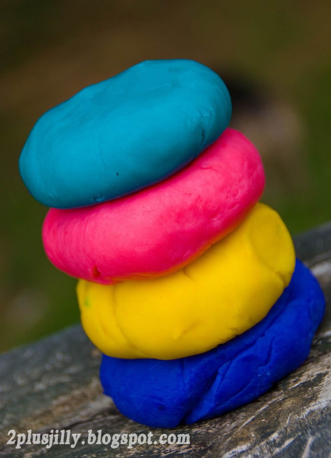 Two Plus Jilly: Homemade Playdough