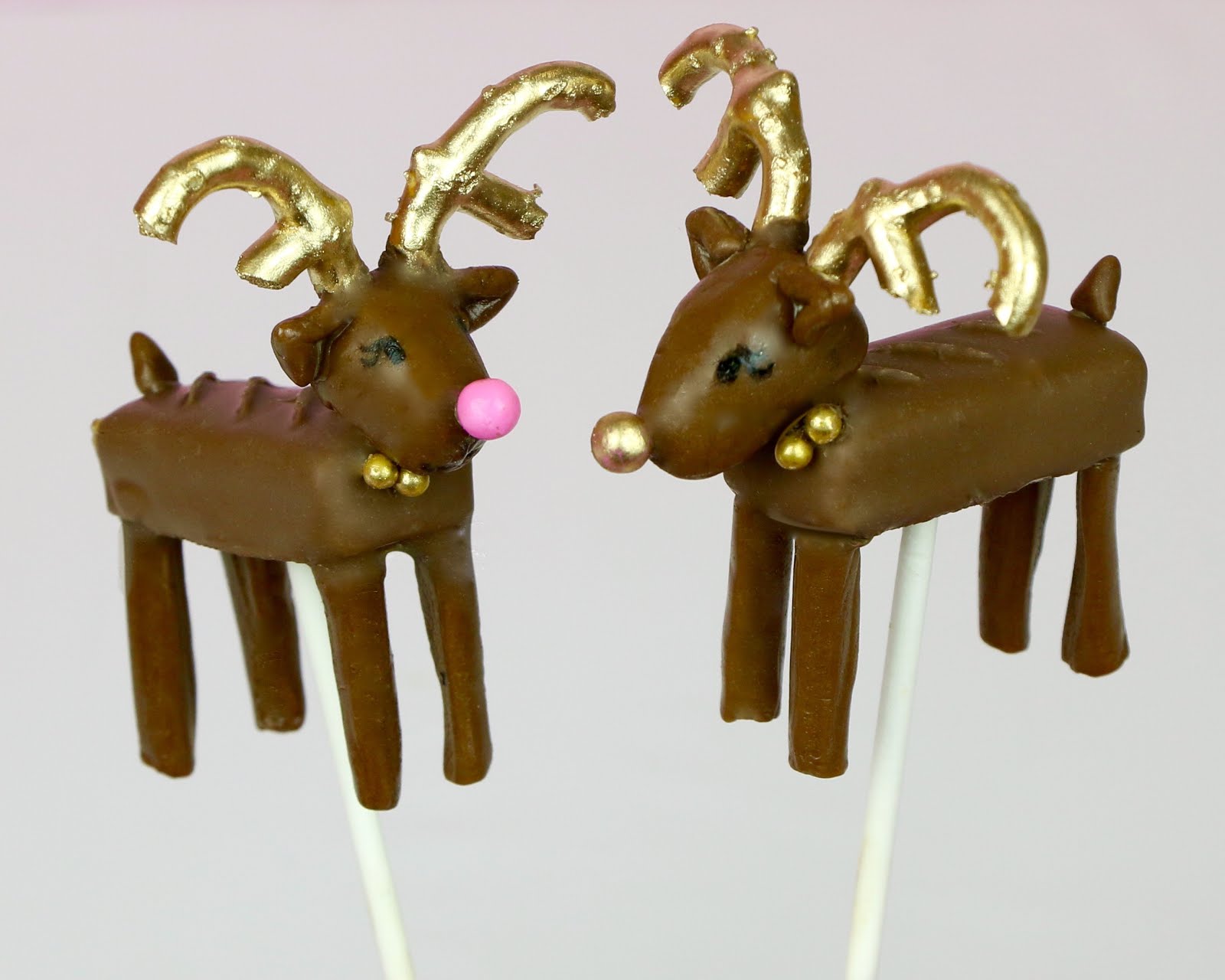 {VIDEO} Easy No Bake Candy Bar Reindeer Pops - The Lindsay Ann