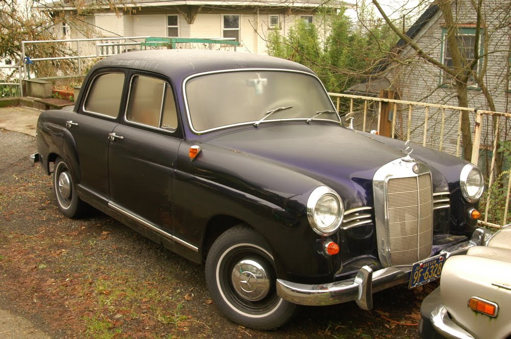 OLD PARKED CARS.: 1961 Mercedes-Benz 180D Sedan.