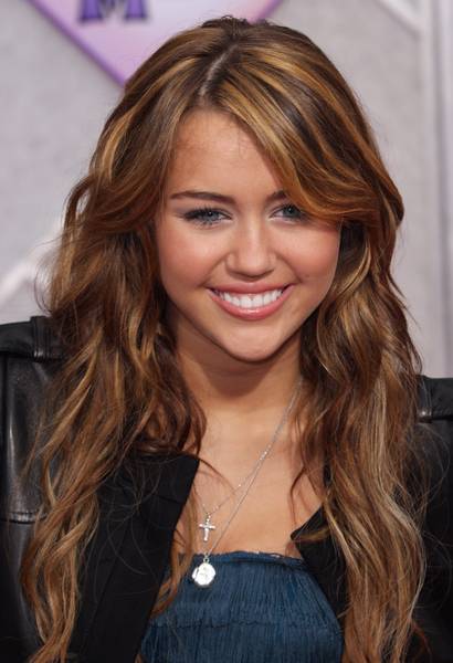 Phenomenal Artist: Miley Cyrus Biography