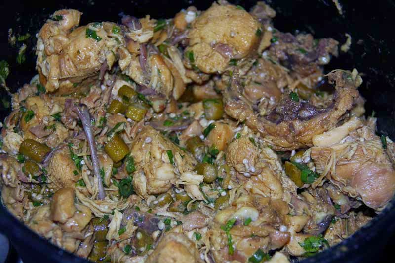 Entre Mil Cozinhas: Receita de Frango com quiabo, angu e couve