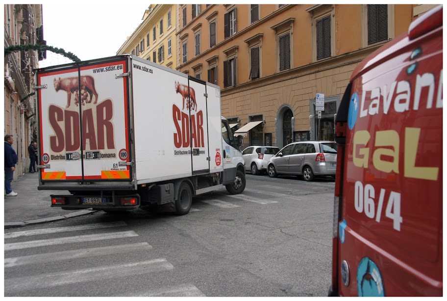 CERGIPONTIN: Au Coin de la Rue - around the Corner