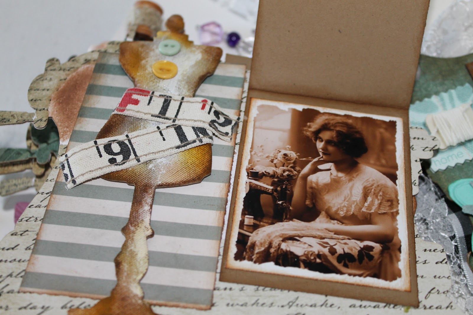 ShelbyDoodle Designs: Vintage Sewing Machine Mini Album - DT Project