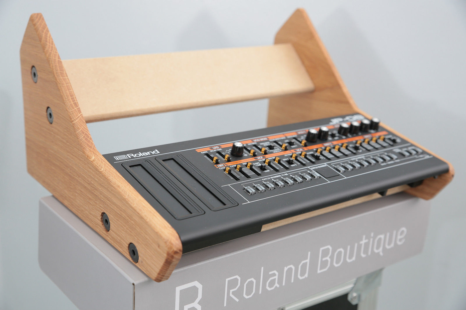 MATRIXSYNTH: SOLID OAK DUAL ROLAND BOUTIQUE TIER STAND
