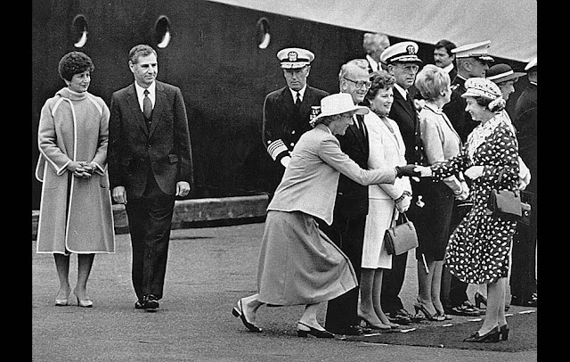 Days Of Majesty: Royal curtsy