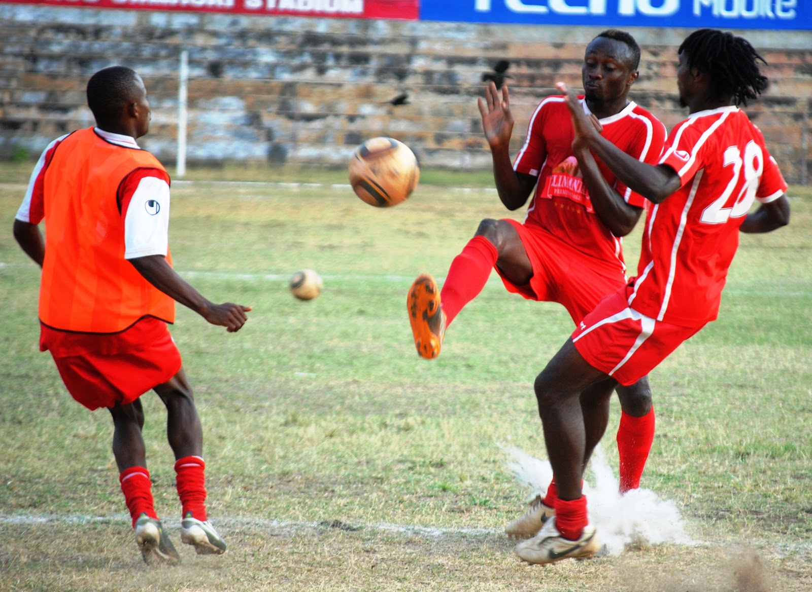 MAZOEZI YA SIMBA YA NAMNA WATAKAVYOMRARUA POLISI YA MORA | EMMANUEL ...