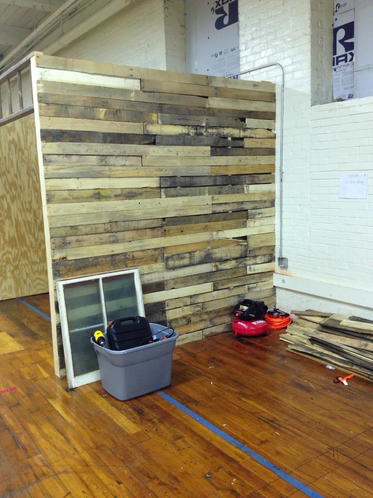 antique booth construction- palet wall in 2020 | Antique booth ideas ...