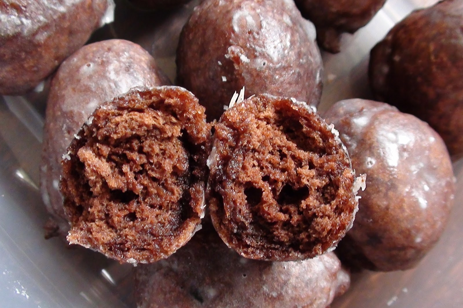 zsuzsa is in the kitchen: OLD FASHIONED CHOCOLATE DONUT HOLES