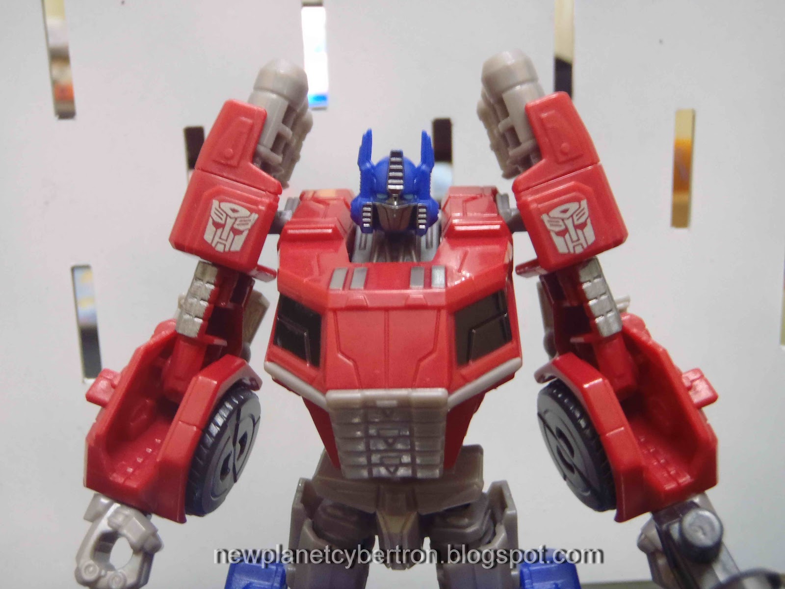 New Planet Cybertron: Transformers Review: Optimus Prime (FOC Deluxe)