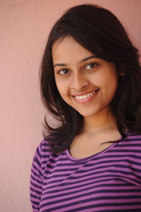 Hot actress: Sri Divya hot stills Varuthapadatha valibar sangam