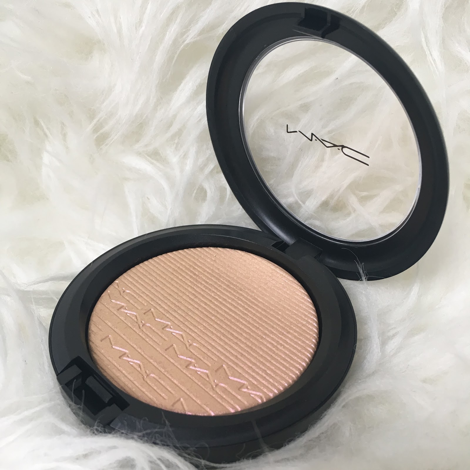 iamcharmayne: Review ♡ Mac Show Gold ♡ Extra Demension Highlighter