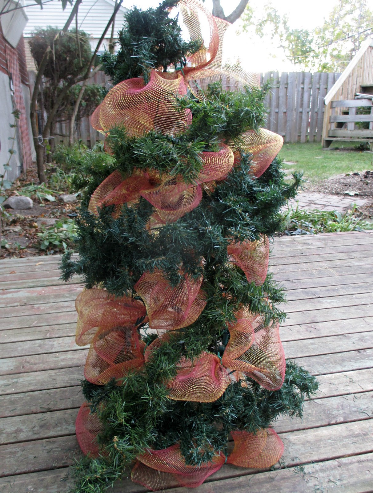Hot and Cold Running Mom - Just my Stuff: Deco Mesh Christmas Tree