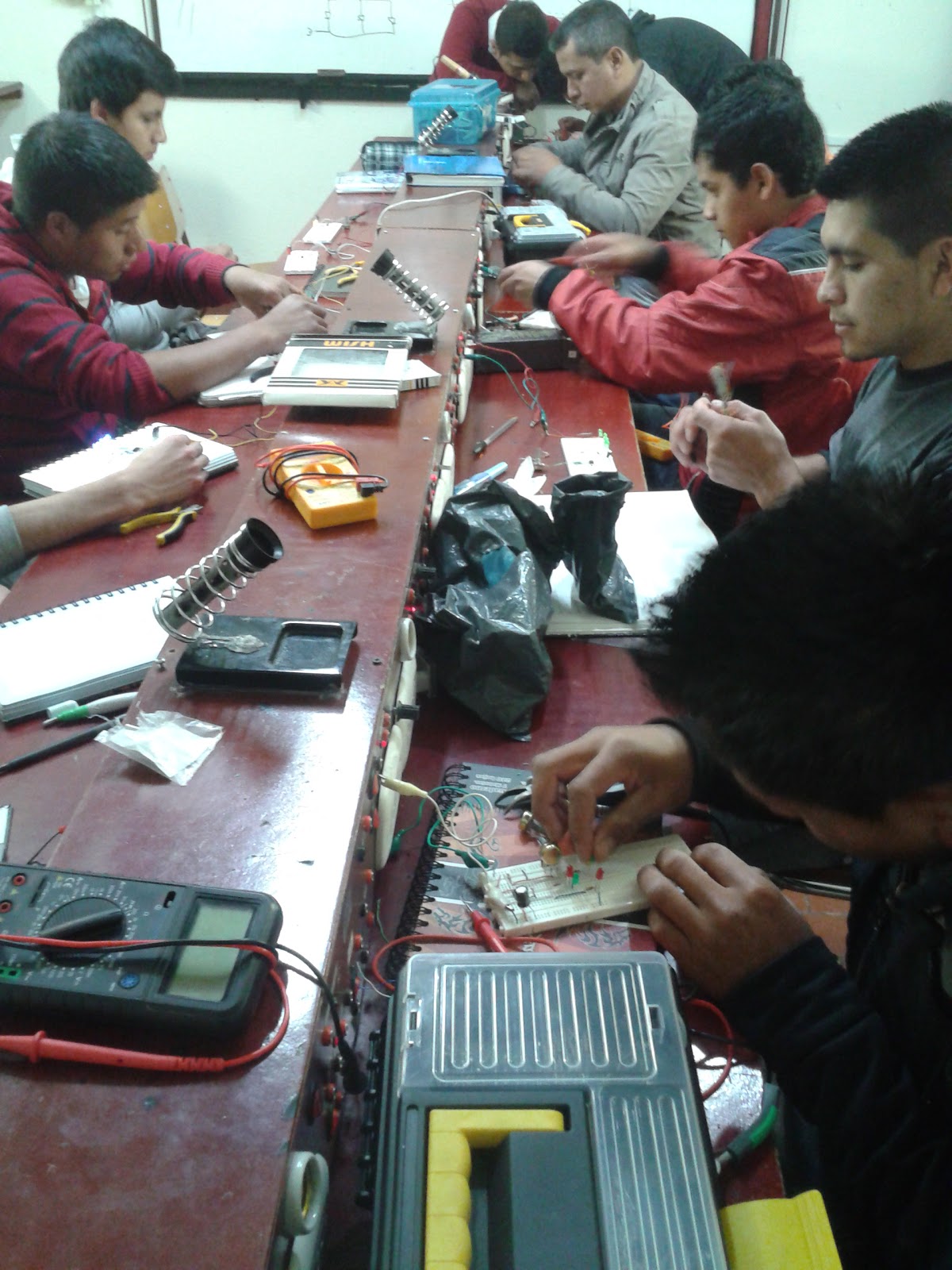 proyectos de electronica en general: Alumnos trabajando