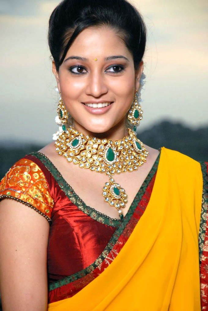 Ritu Barmecha in Saree | Veethi