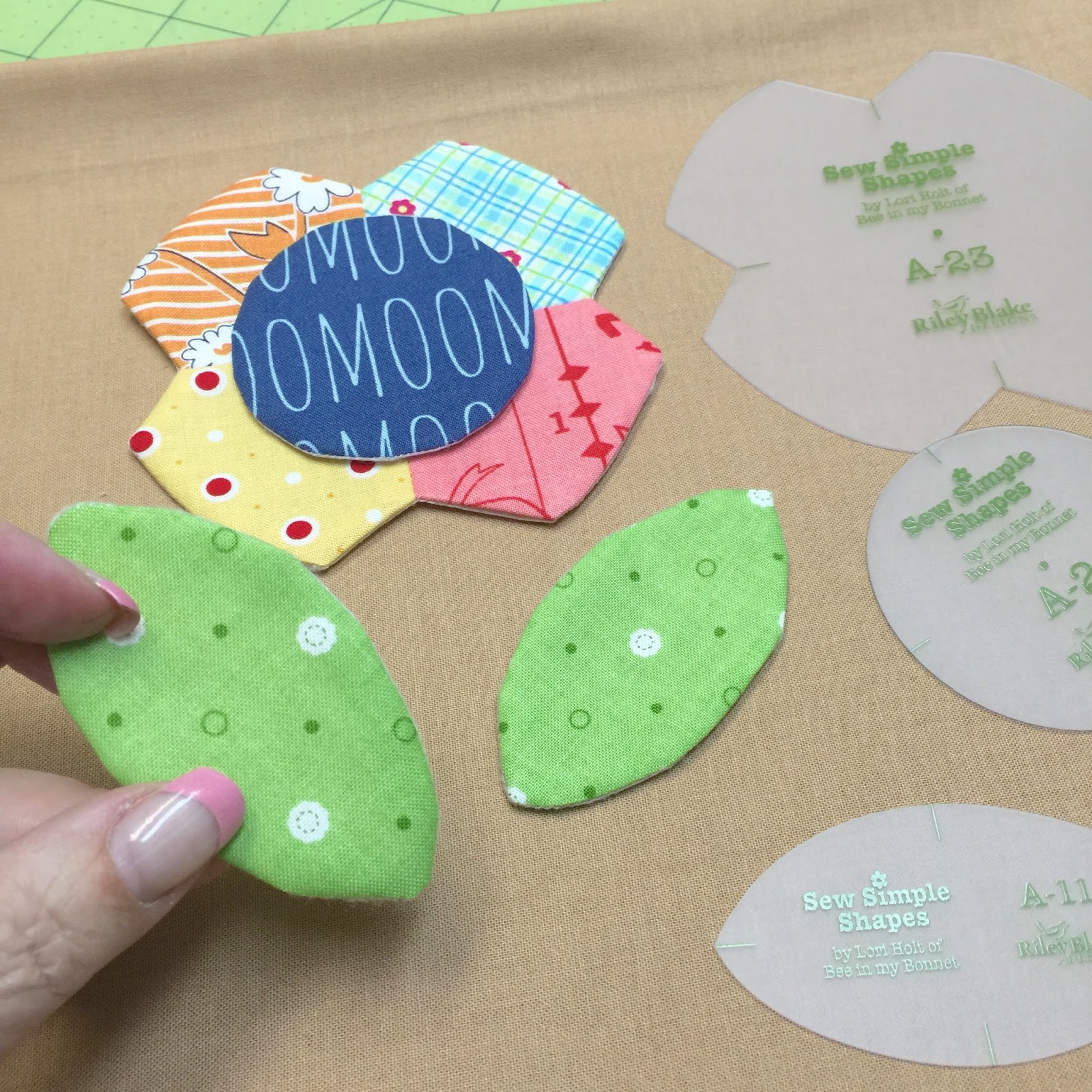 NEW!!! - Tutorial on Making Patchwork Flowers and Leaves with the Sew ...