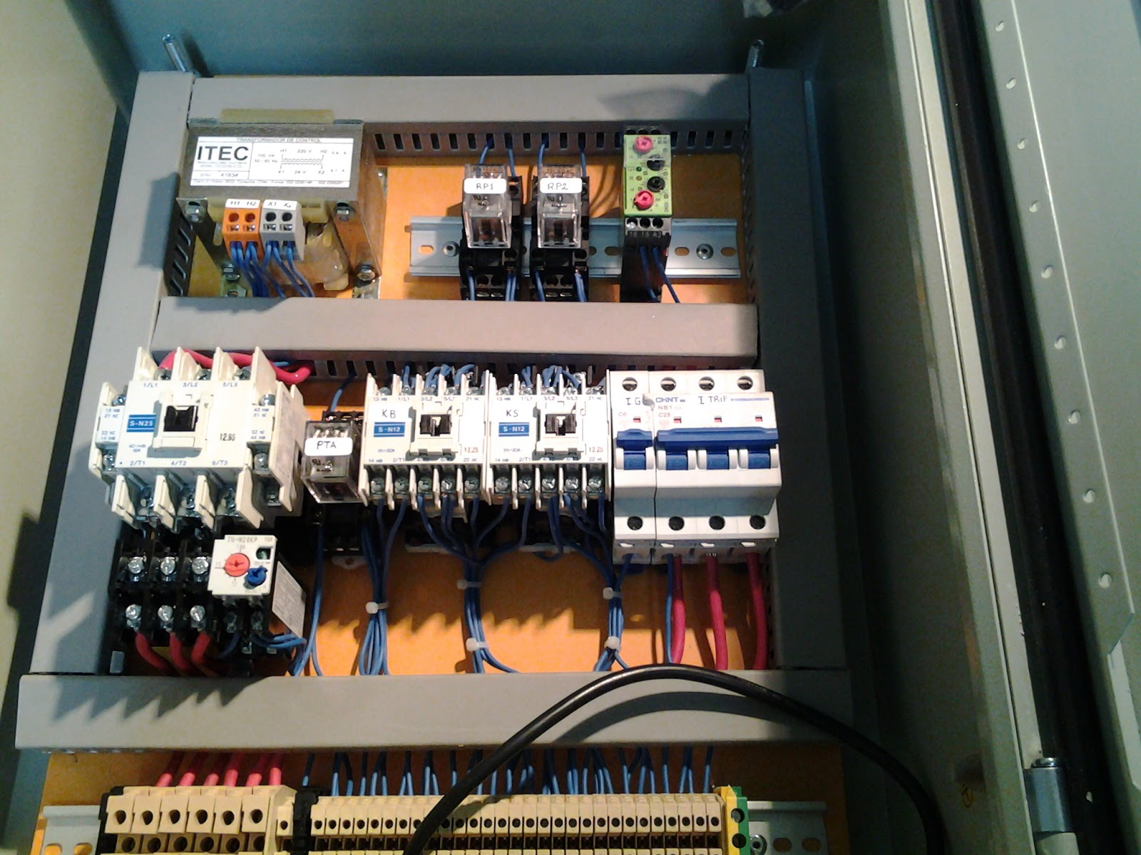 CONTROLES Y AUTOMATIZACIÓN: LOGICA CABLEADA