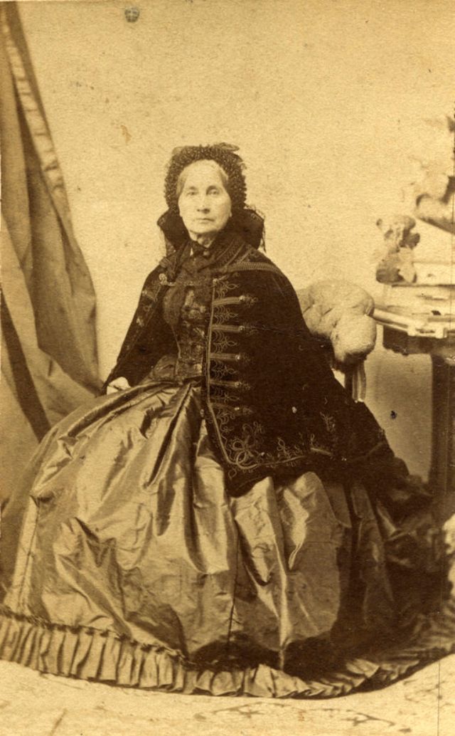 Crinoline: The Favorite Women Costume From Victorian Era ~ Vintage Everyday