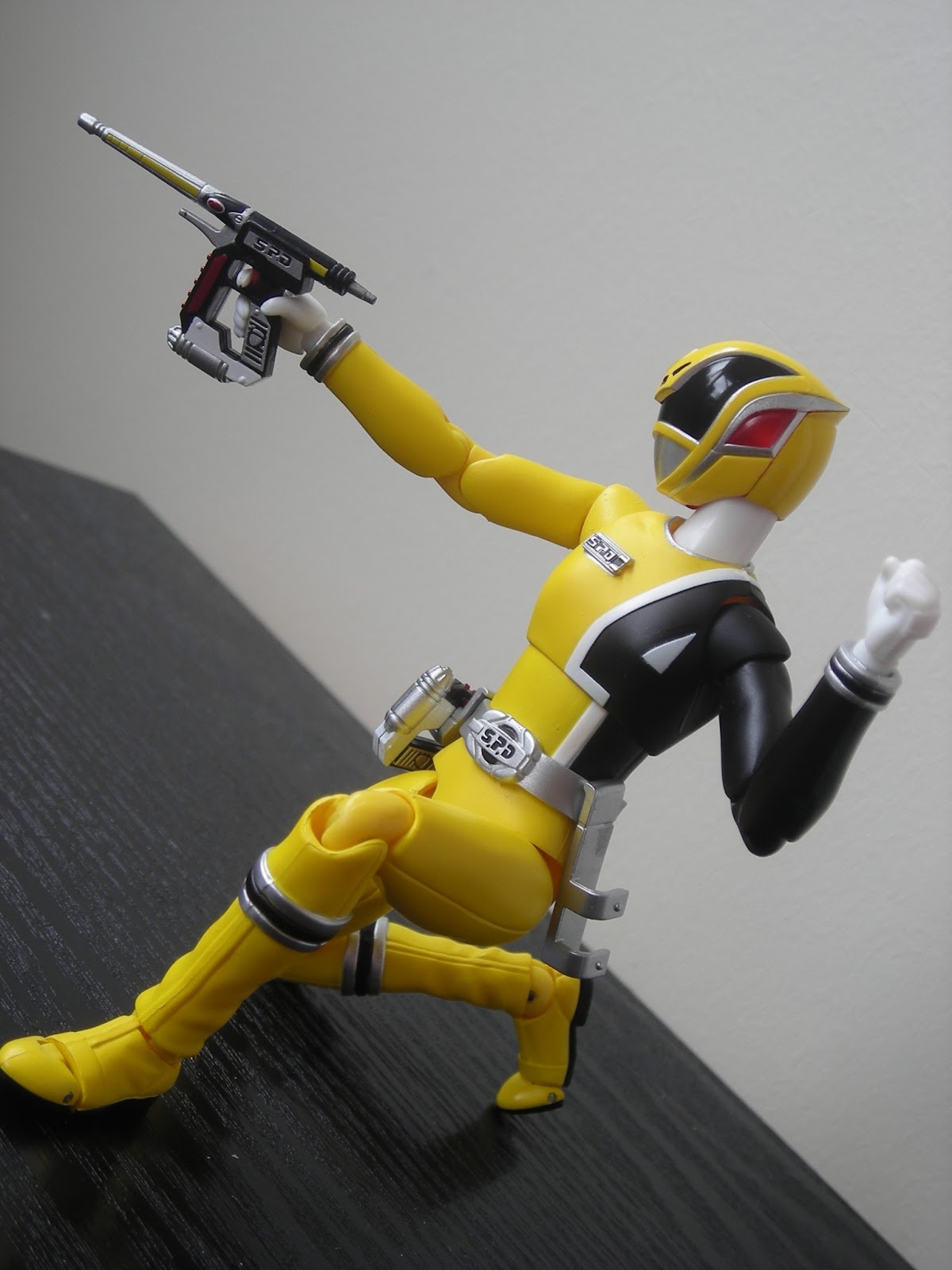 My Shiny Toy Robots: Toybox REVIEW: S.H. Figuarts Deka Yellow