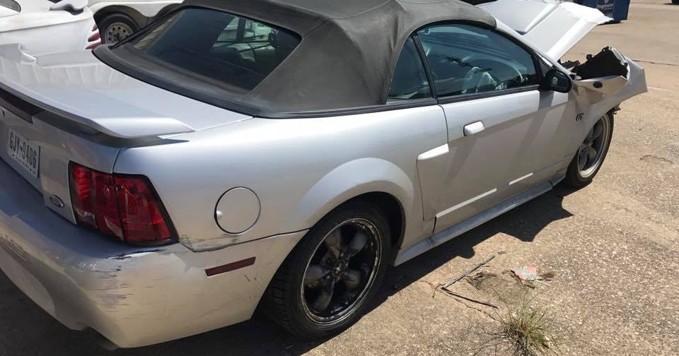 Whiteboy's Mustangs: 2001 mustang gt convertible wrecked!