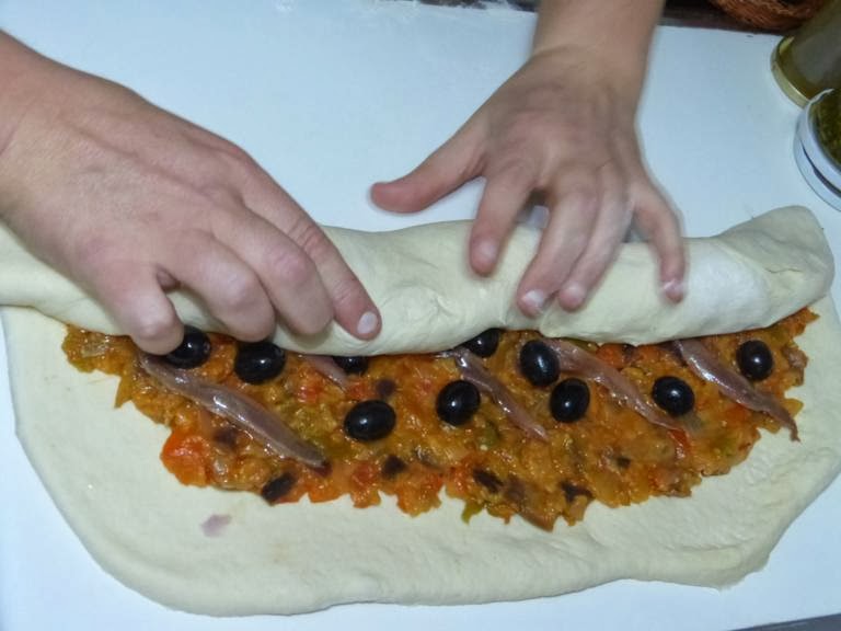 TRASTEANDO EN LA COCINA con José Angel: ROLLO DE PAN MEDITERRANEO