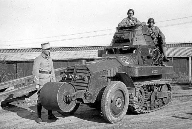Armour force / Panssaroitu voima : AMC Schneider P16 Half-Track